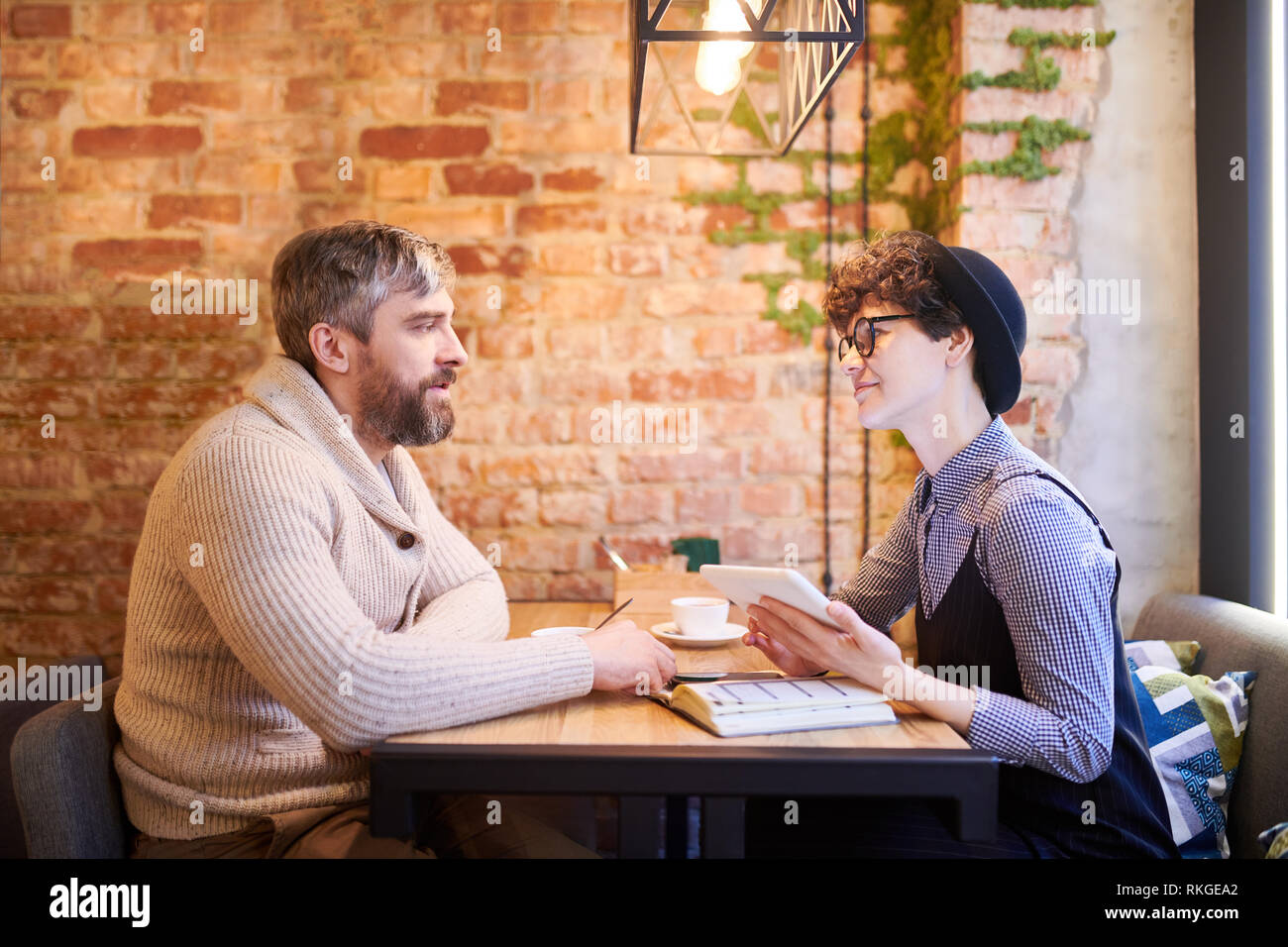 Cafe restaurant table hi-res stock photography and images - Alamy