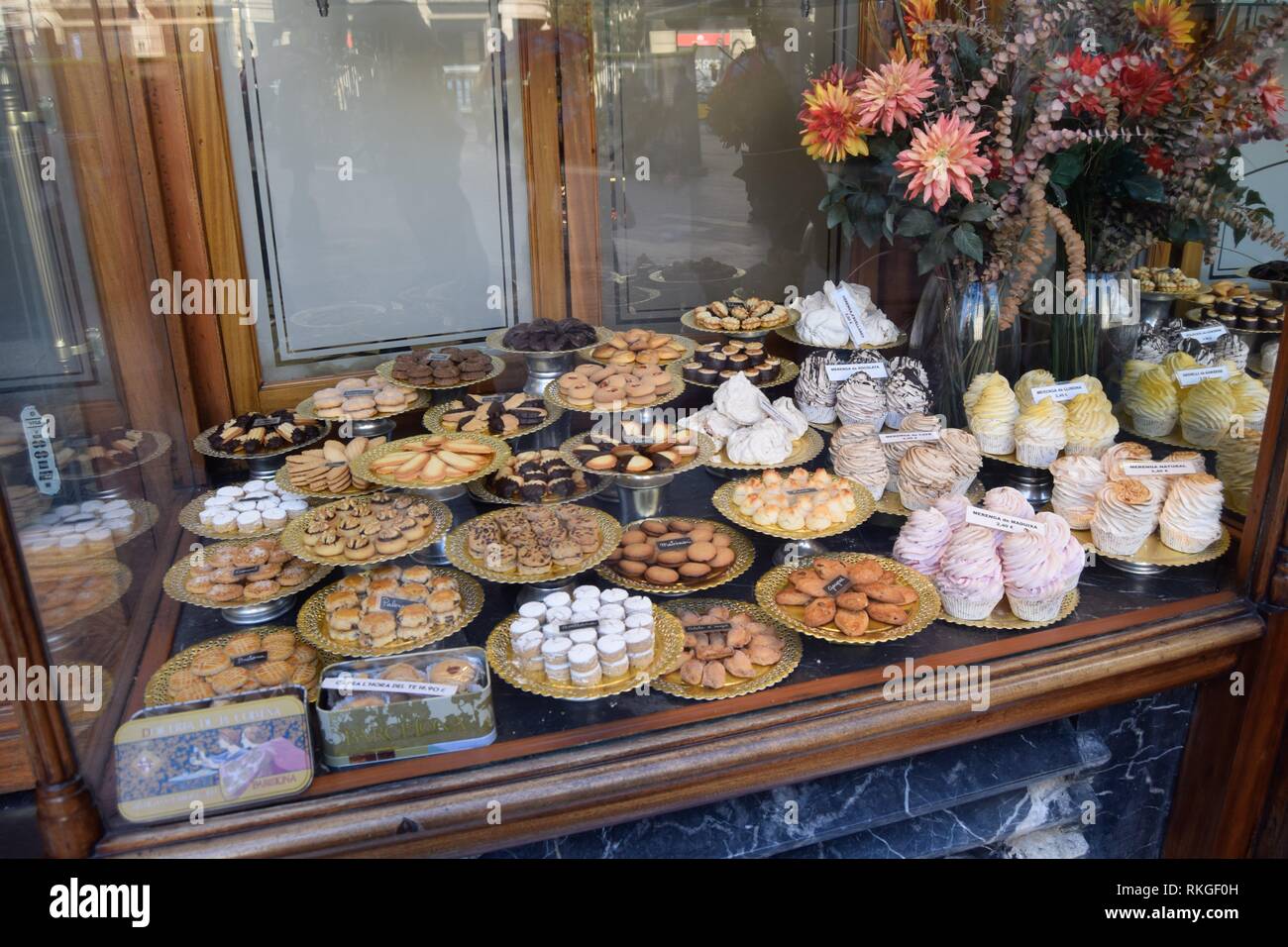 Cake shop display Stock Photo - Alamy