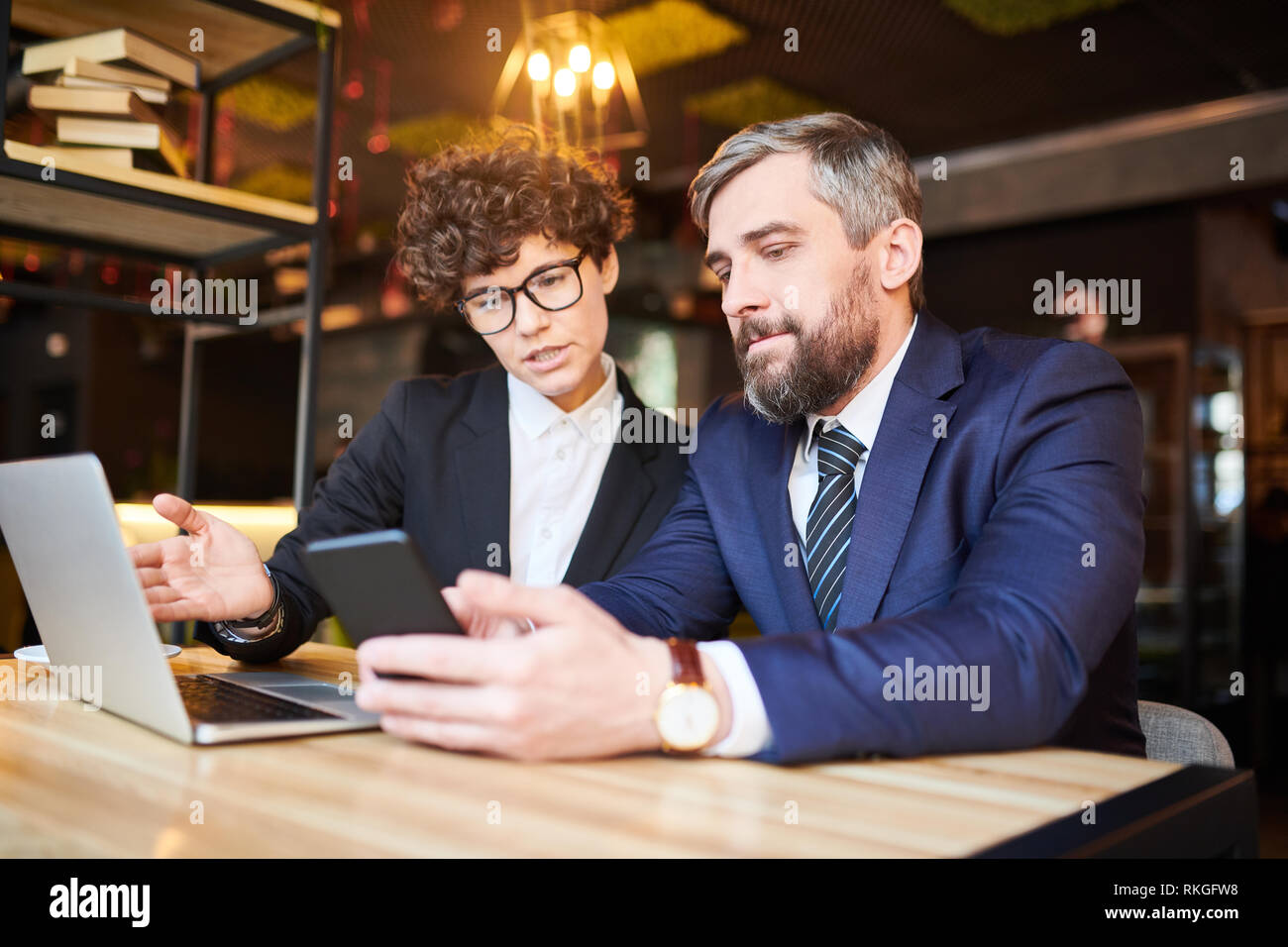 Comparing data hi-res stock photography and images - Alamy