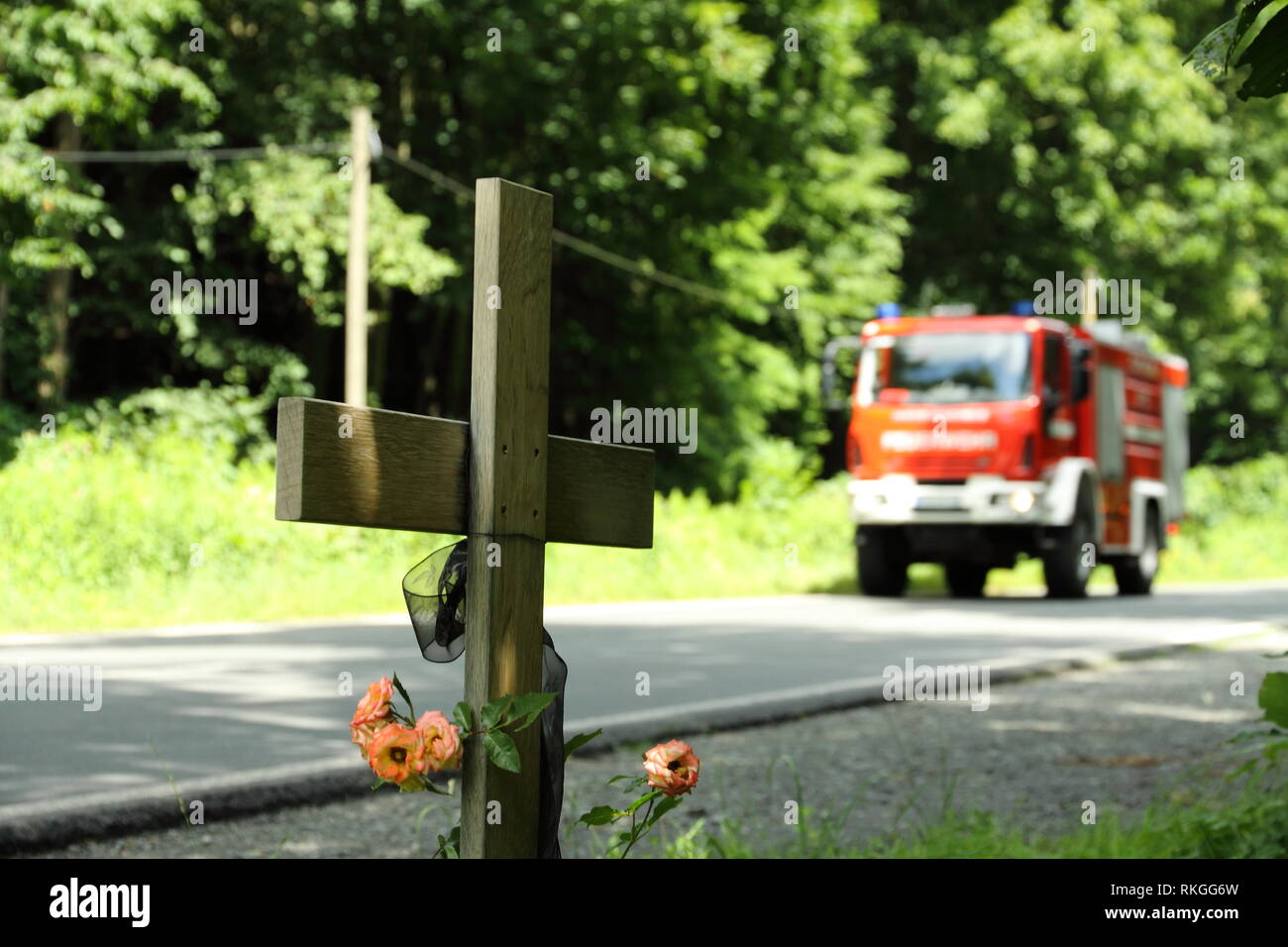 Roadside memorial cross flower hi-res stock photography and images - Alamy