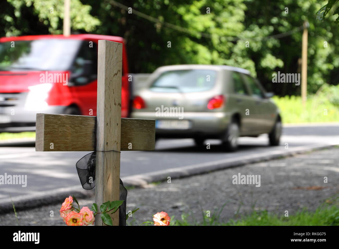 Roadside memorial cross flower hi-res stock photography and images - Alamy