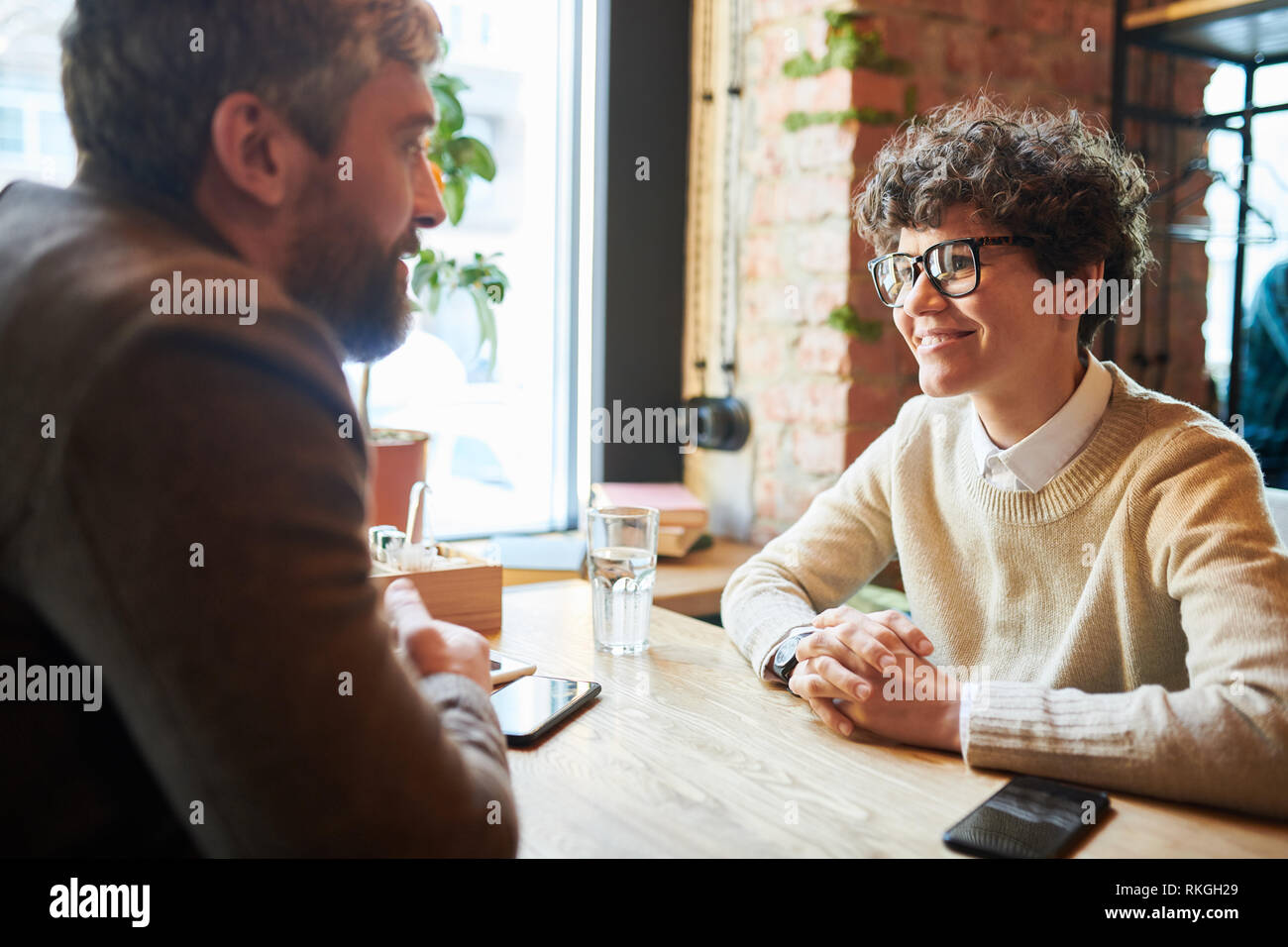 Conversation in cafe Stock Photo - Alamy