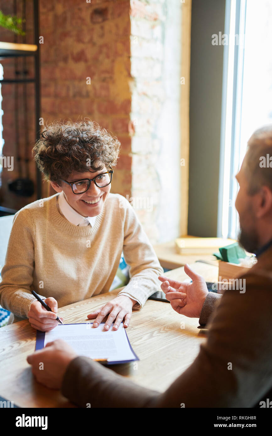 Signing paper hi-res stock photography and images - Alamy