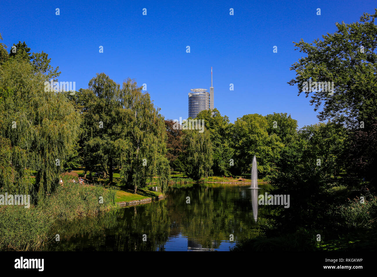 Park landscape with lake hi-res stock photography and images - Alamy