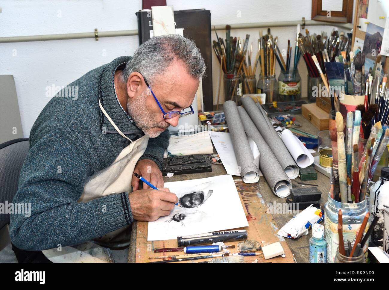 Man sketching art hi-res stock photography and images - Alamy