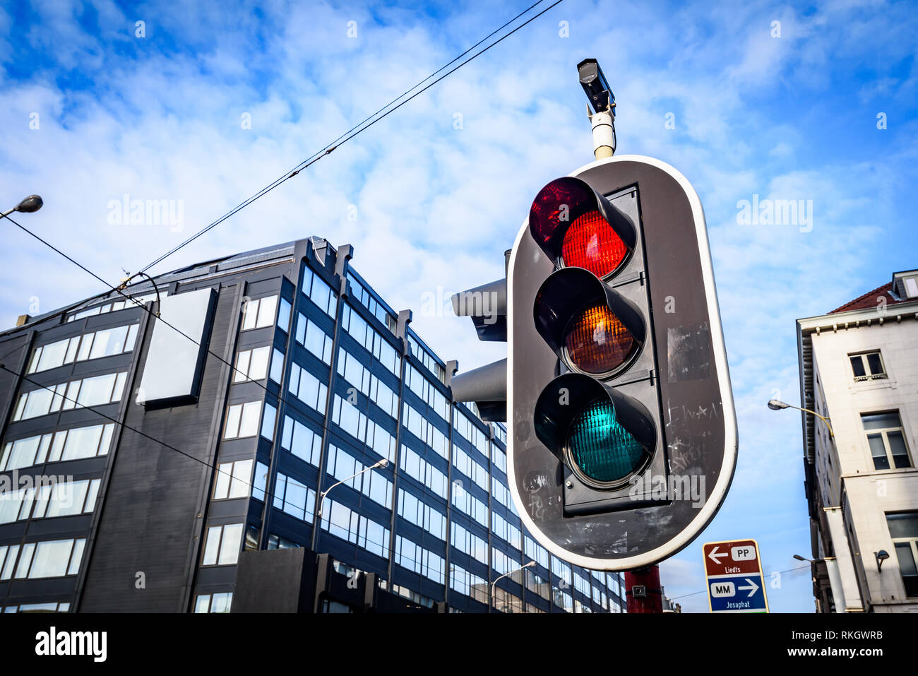 Isolated traffic light on the street Stock Photo - Alamy