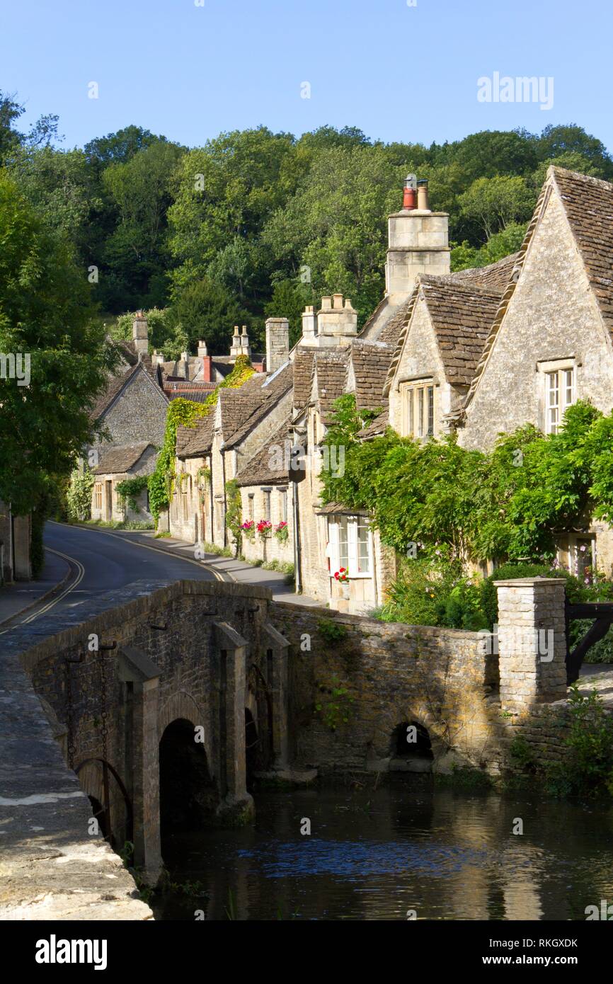 Quaint village scene hi-res stock photography and images - Alamy