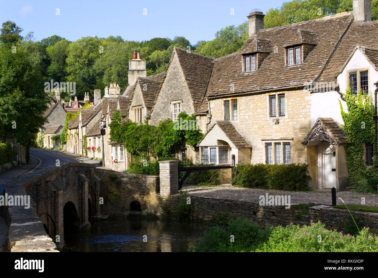 Quaint village scene hi-res stock photography and images - Alamy