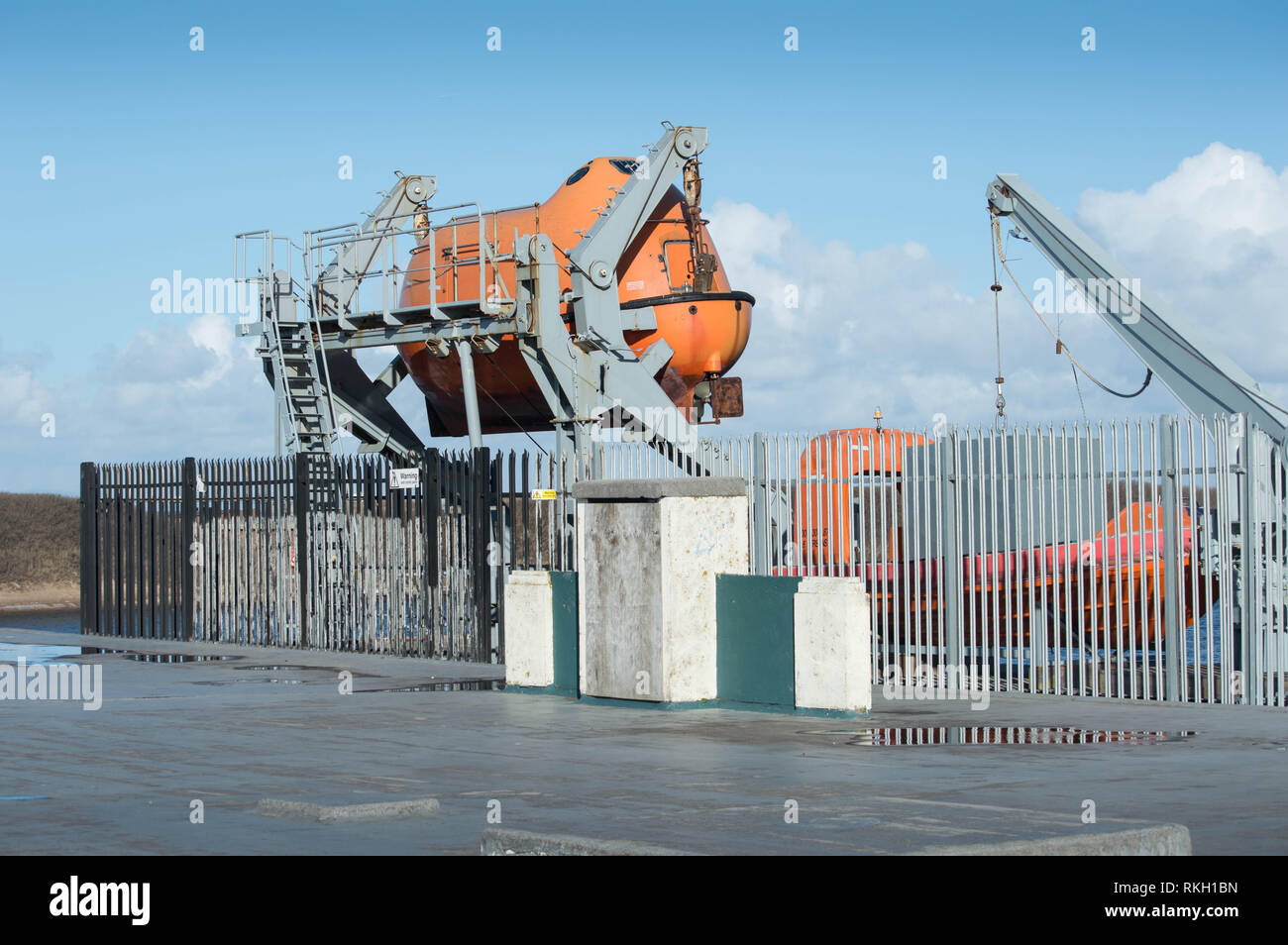 Helicopter landing oil rig offshore hi-res stock photography and images ...