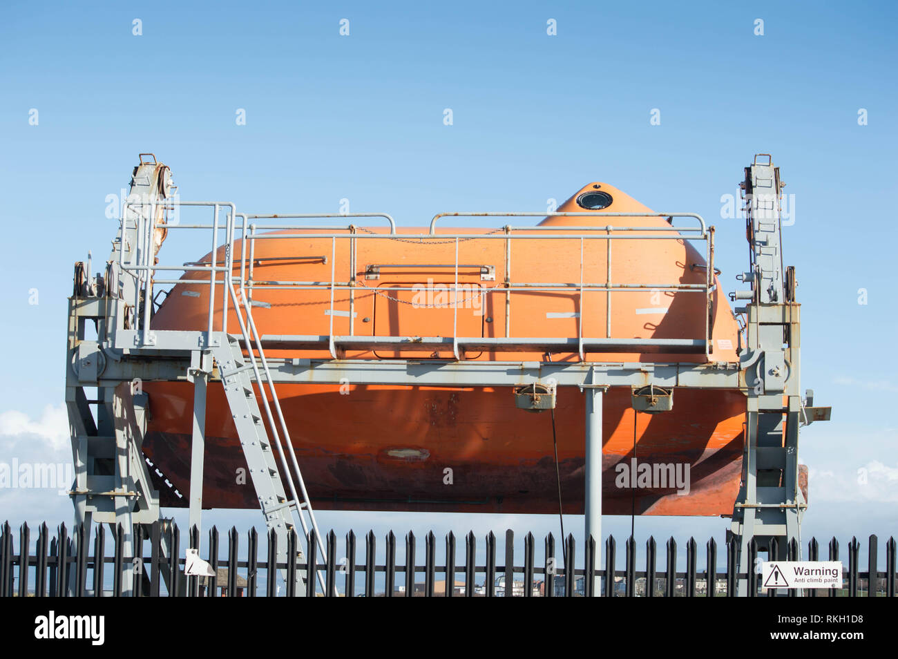 Helicopter landing oil rig offshore hi-res stock photography and images ...