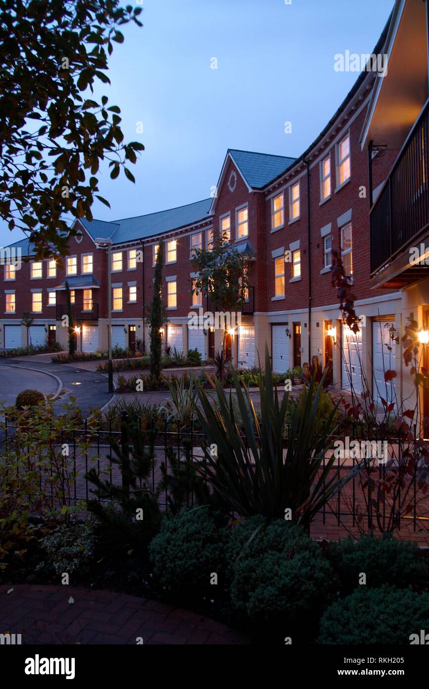 English terrace at night hi-res stock photography and images - Alamy