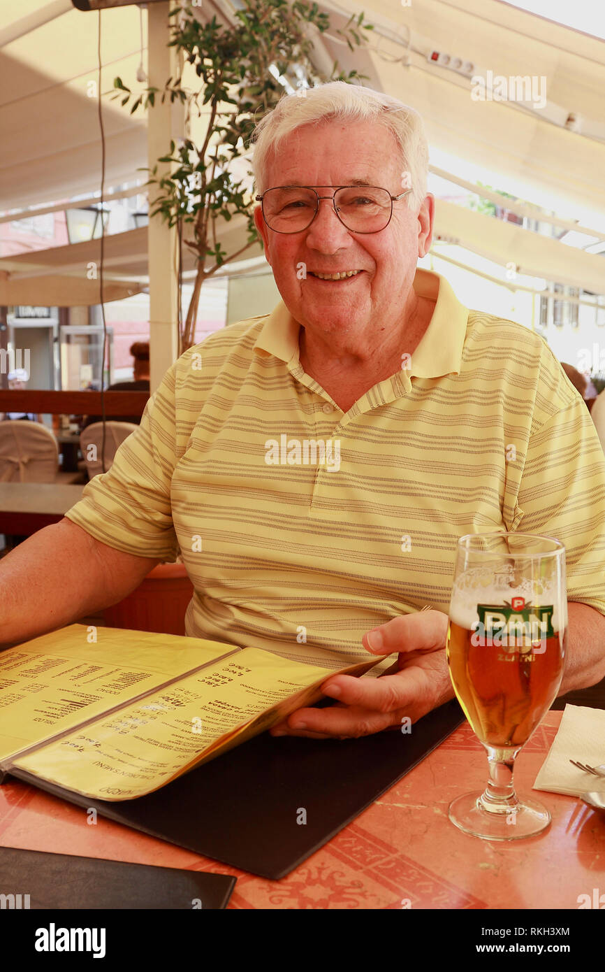 Man ordering beer hi-res stock photography and images - Alamy