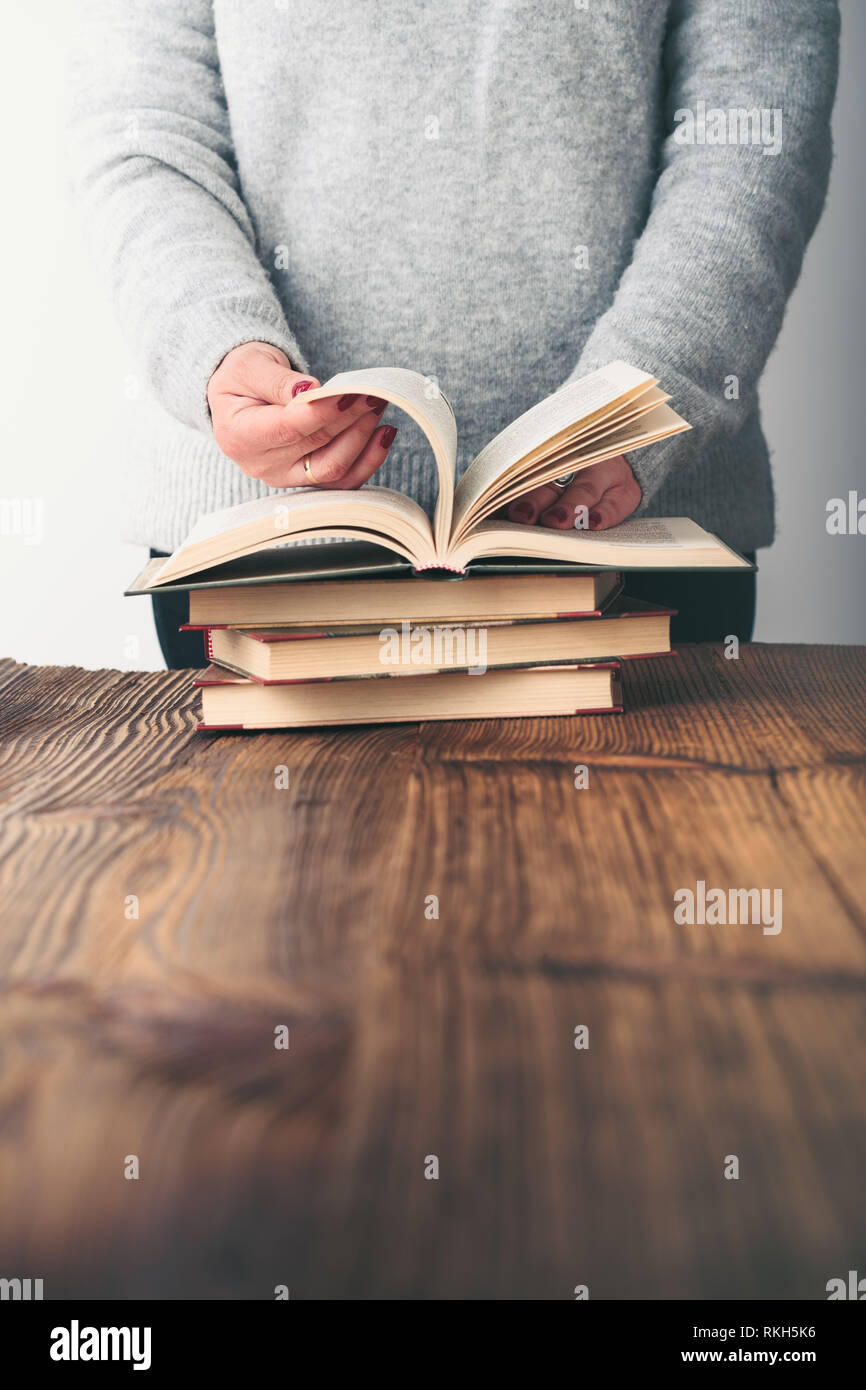 Turn the page bookstore hi-res stock photography and images - Alamy