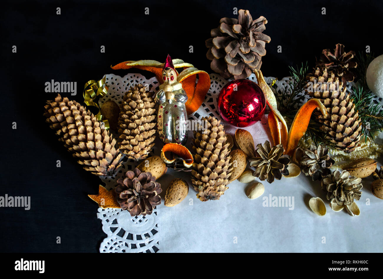 The edge of the paper napkin paper with various pine cones, pine twig ...