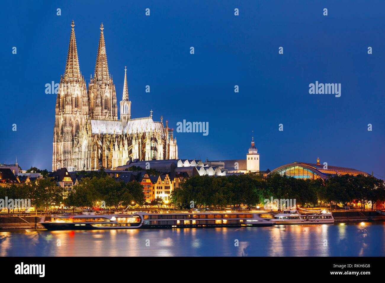 Night view of cologne cathedral hi-res stock photography and images - Alamy