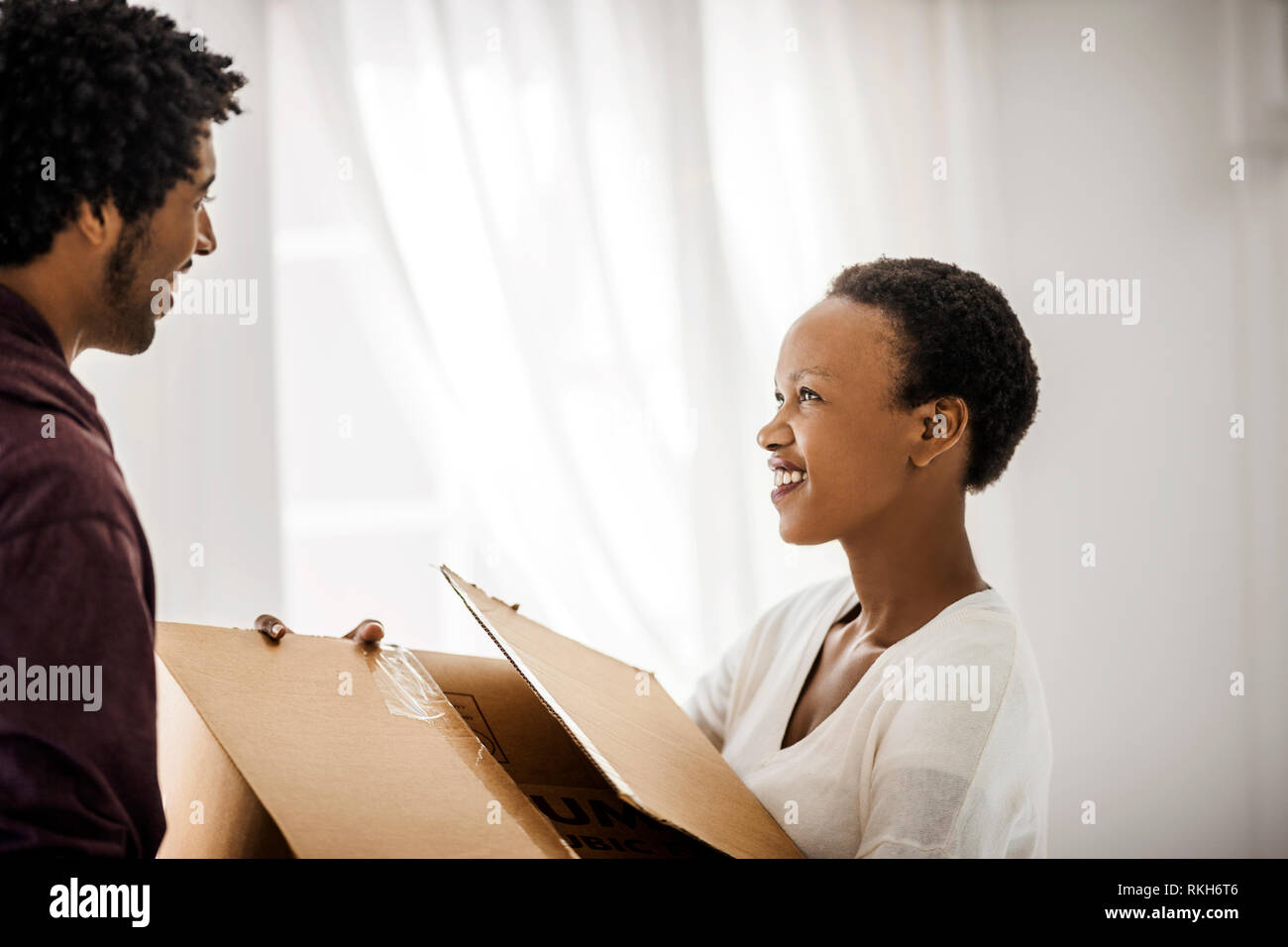 Couple moving cartons hi-res stock photography and images - Alamy