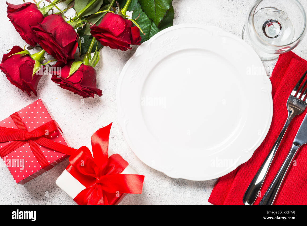 Pink red table setting hi-res stock photography and images - Alamy