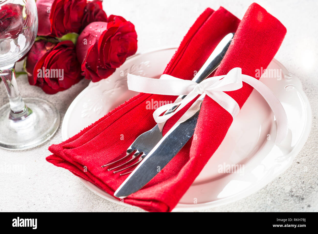 Roses table setting hi-res stock photography and images - Alamy