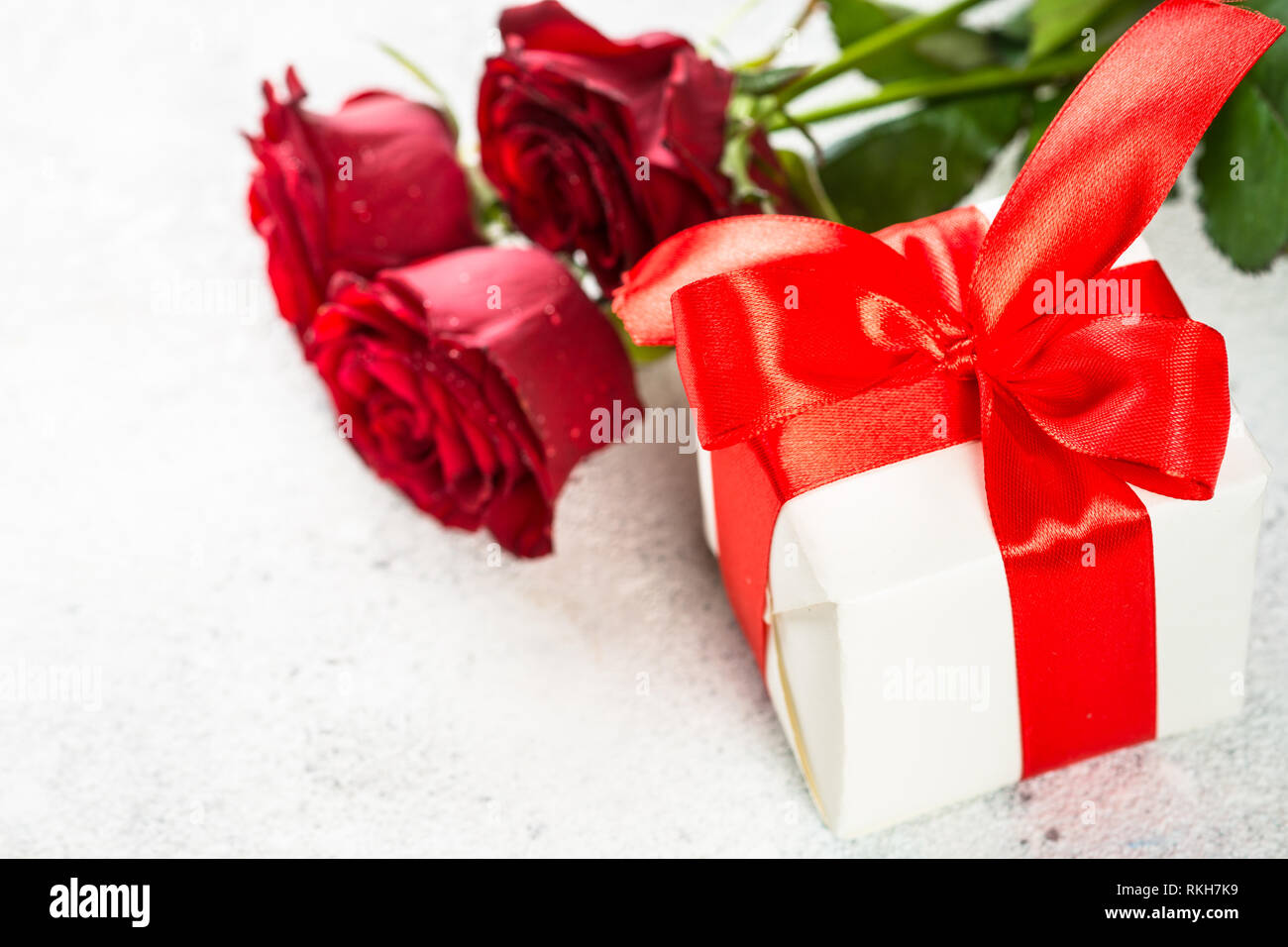 Red roses and present hi-res stock photography and images - Alamy