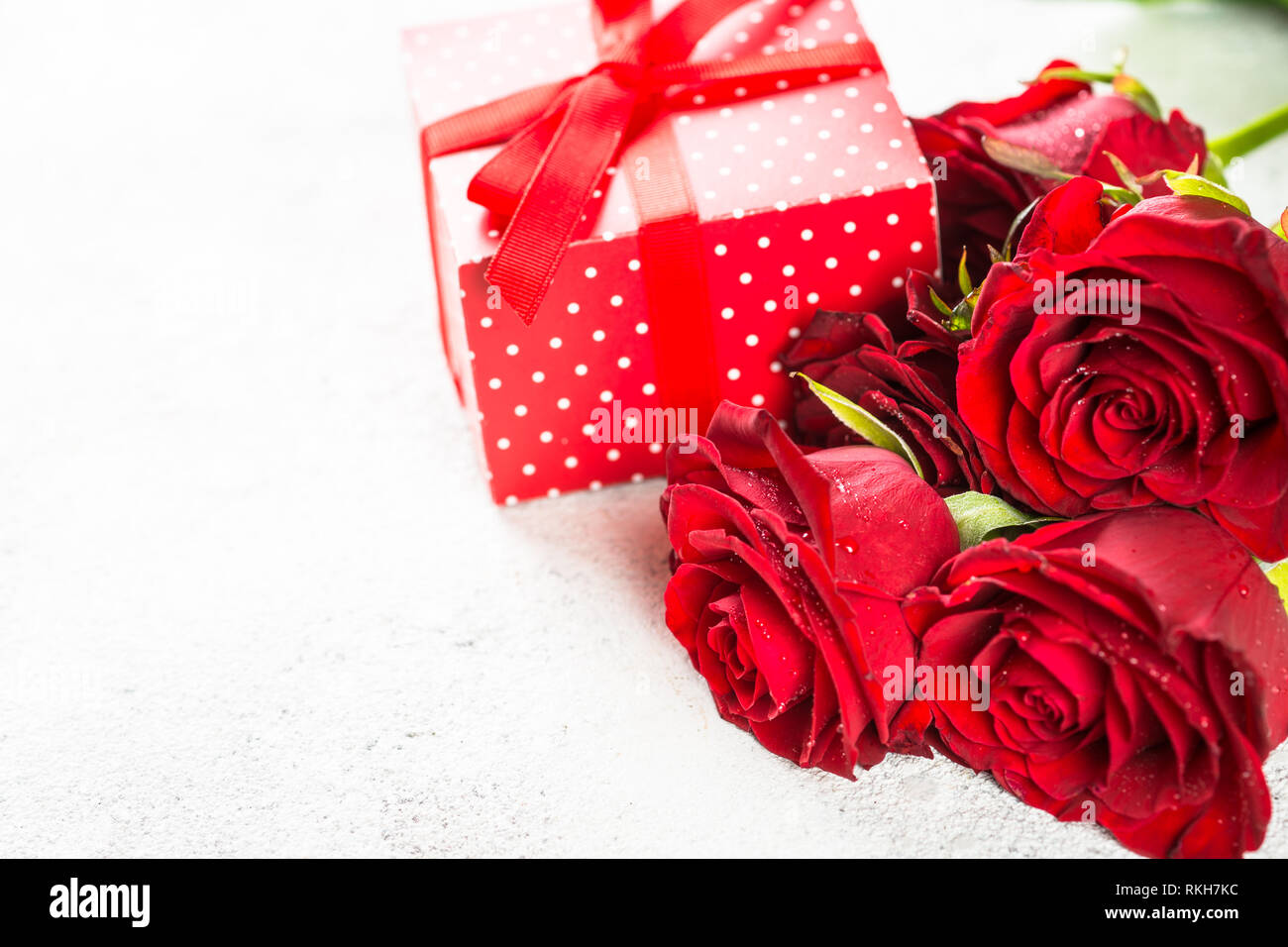 Red roses and present hi-res stock photography and images - Alamy