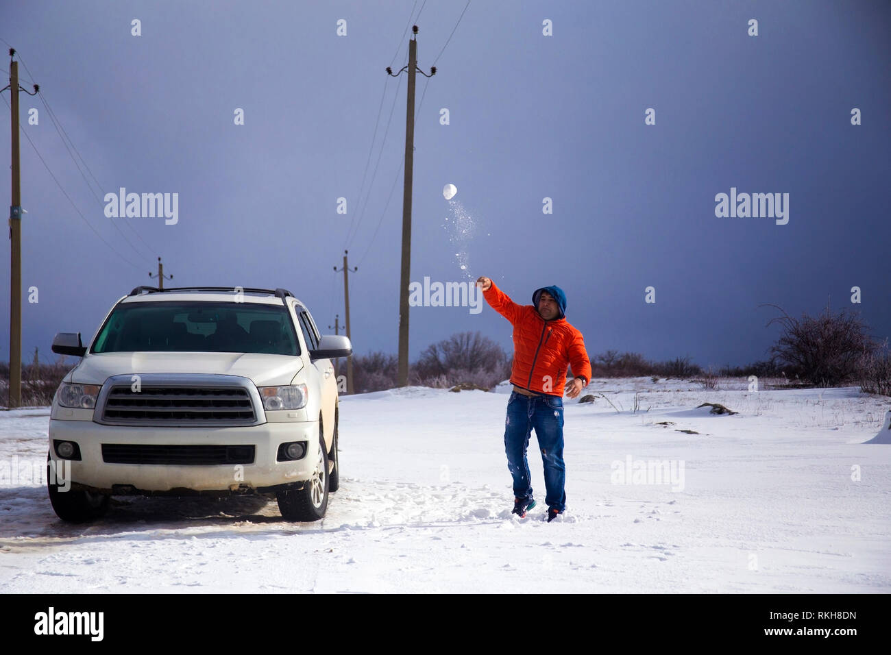 Man throwing a snowball hi-res stock photography and images - Alamy