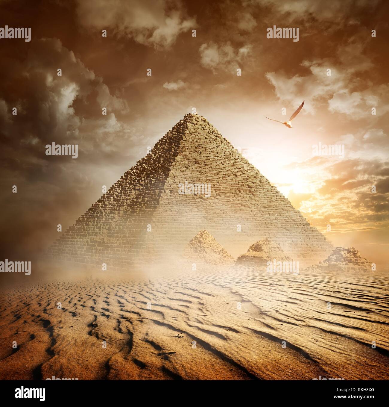 Egyptian pyramid hi-res stock photography and images - Alamy