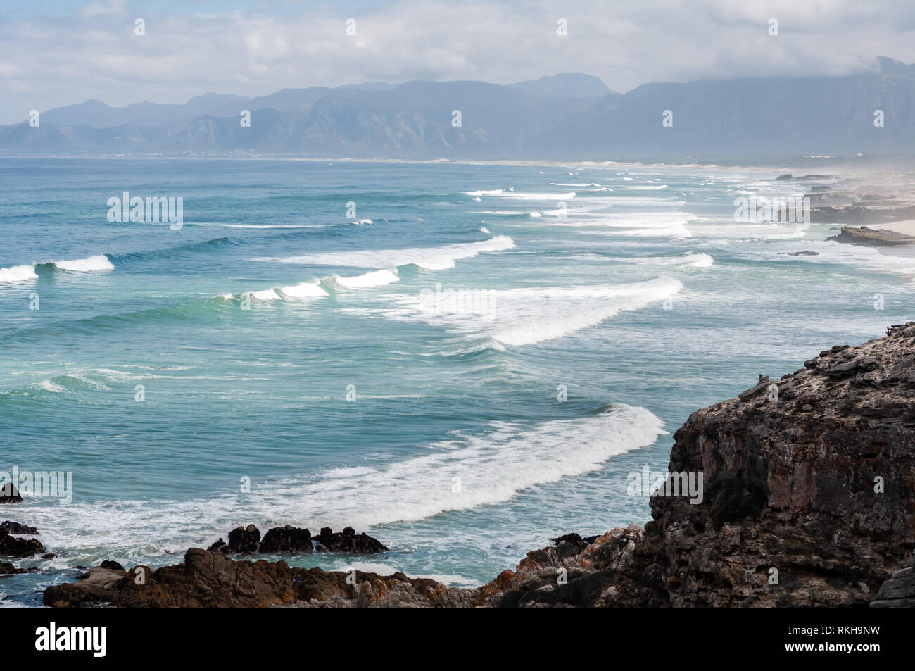 Ocean with mountains hi-res stock photography and images - Alamy