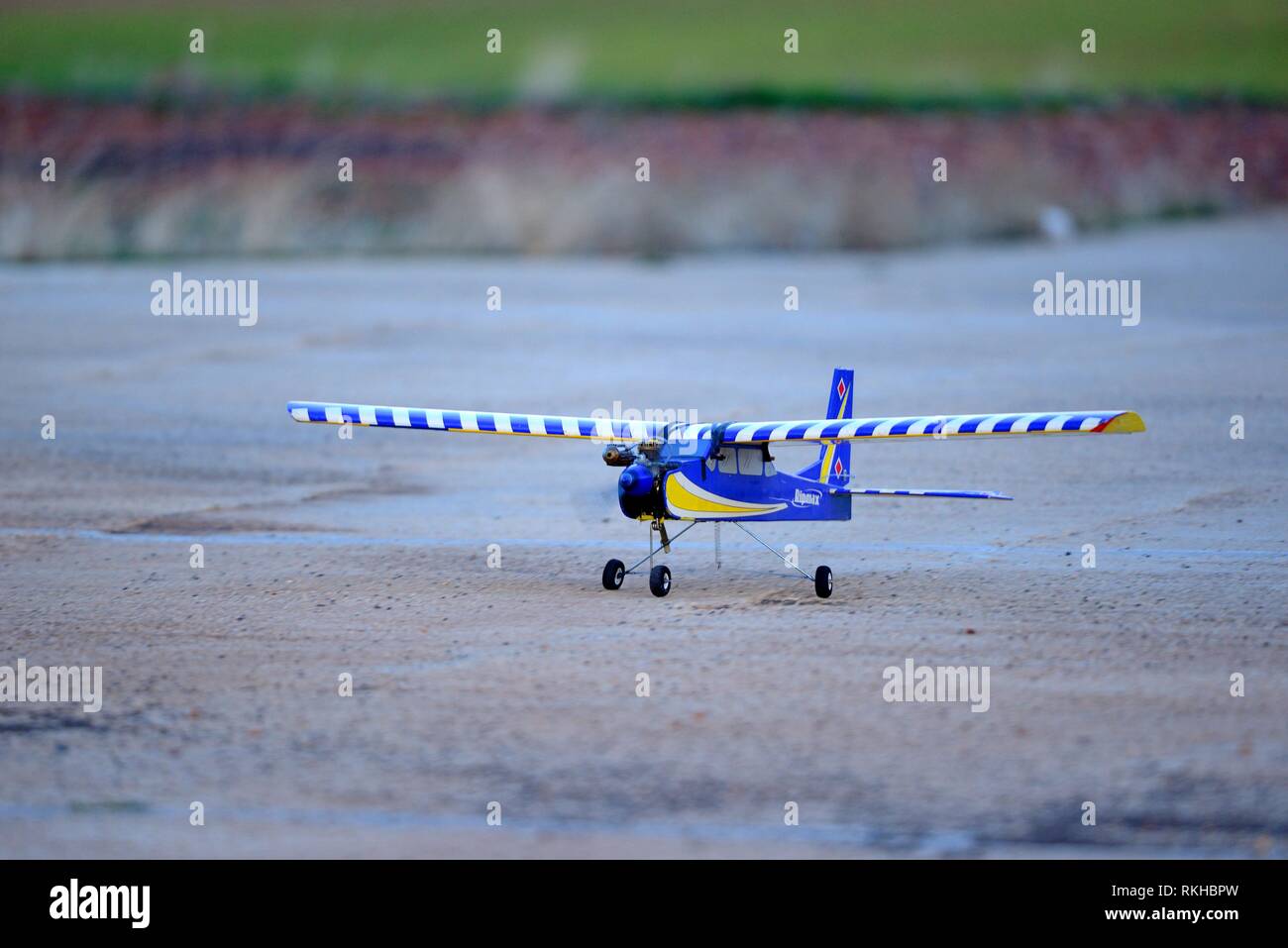 Flying model airplane hi-res stock photography and images - Alamy