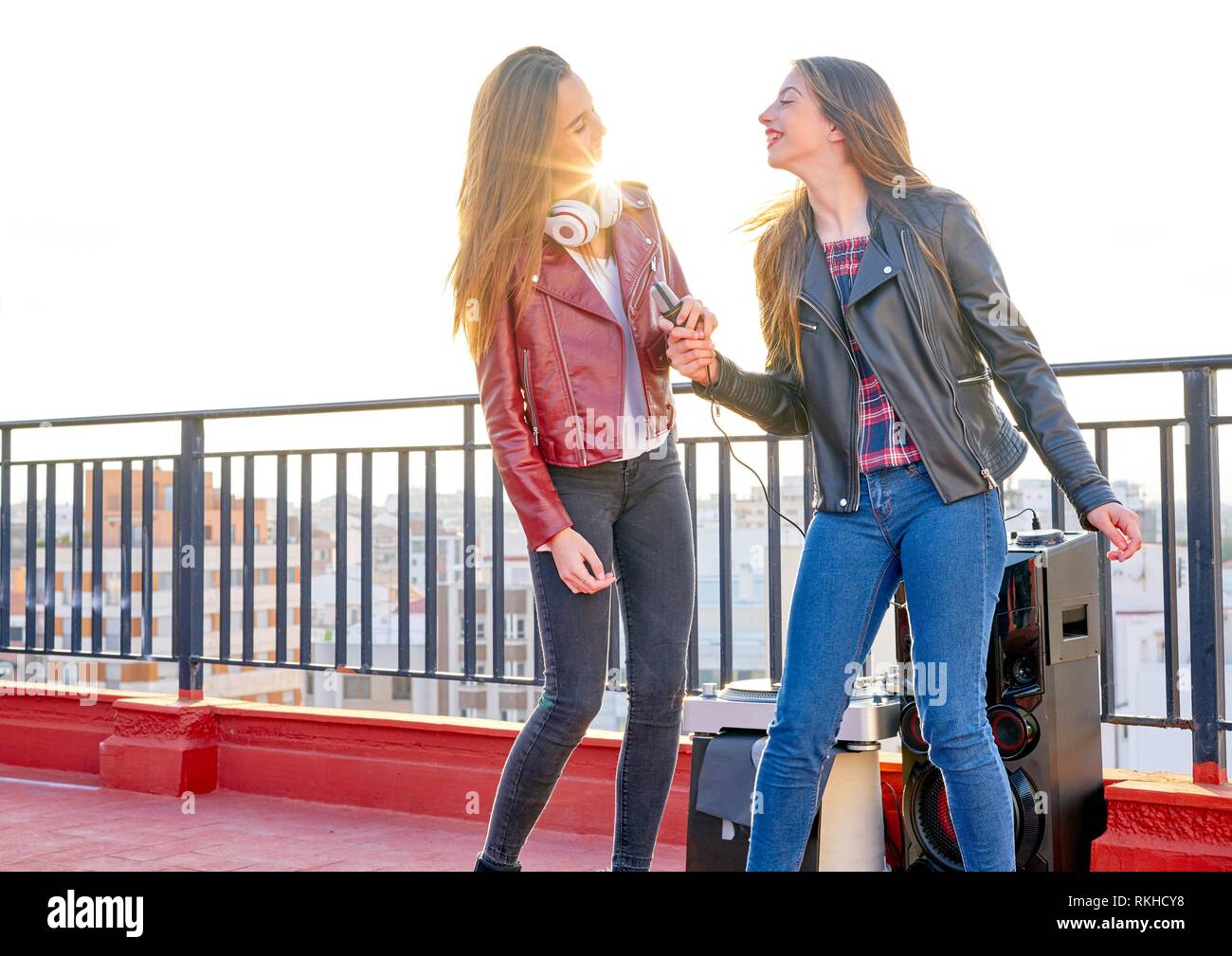 Girls singing together outdoors hi-res stock photography and images - Alamy