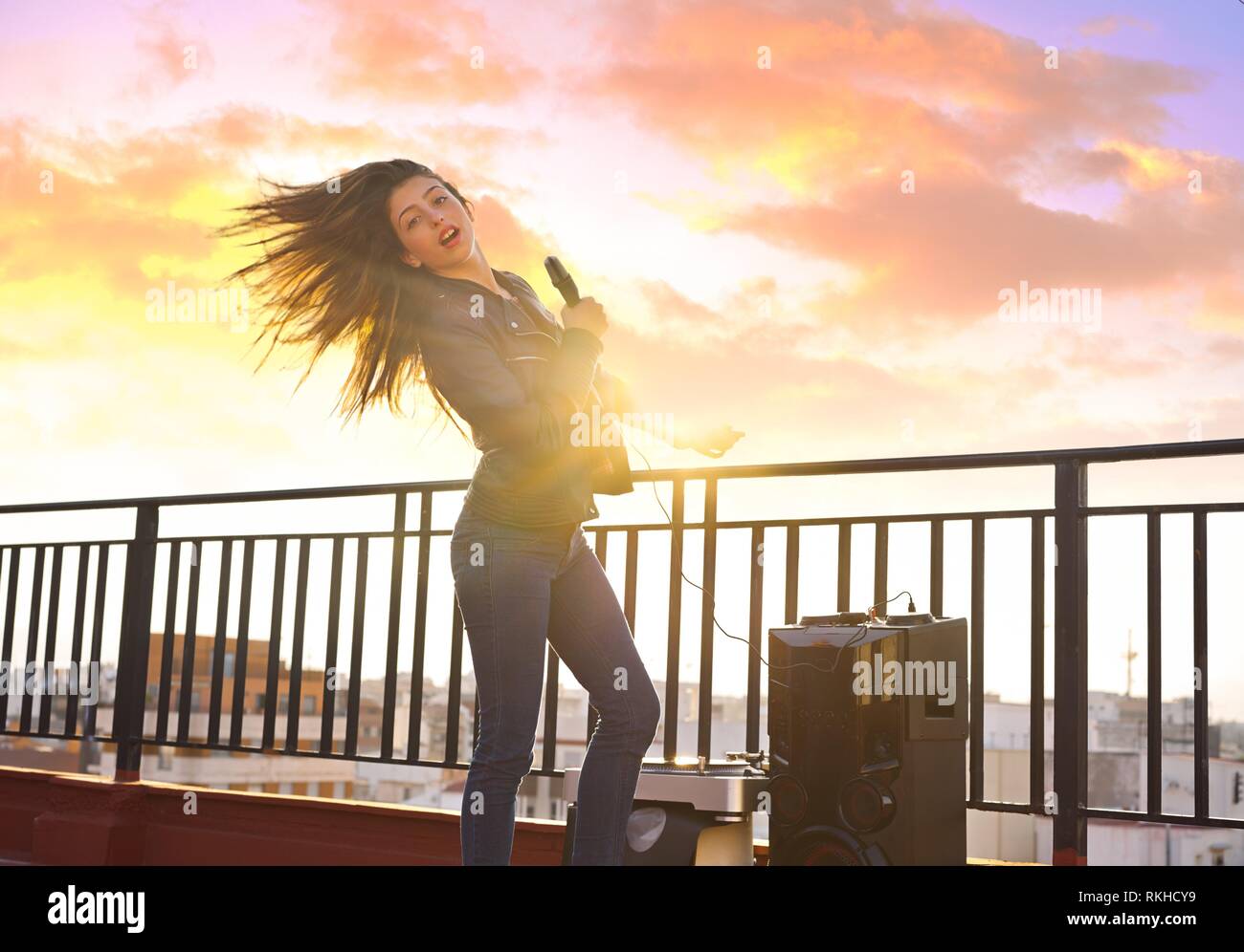 Singing with band hi-res stock photography and images - Alamy