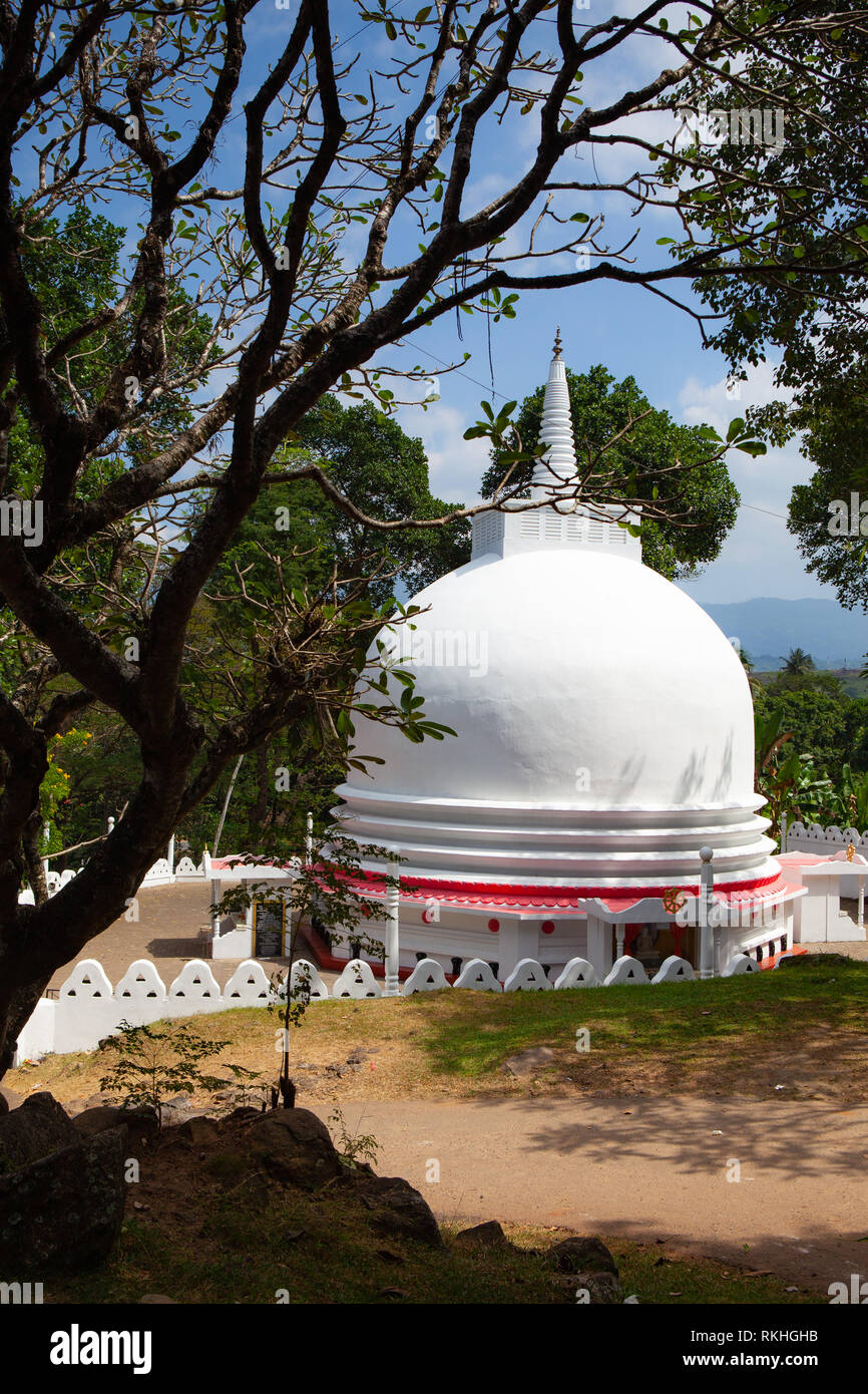 Aluviharaya rock cave temple hi-res stock photography and images - Alamy