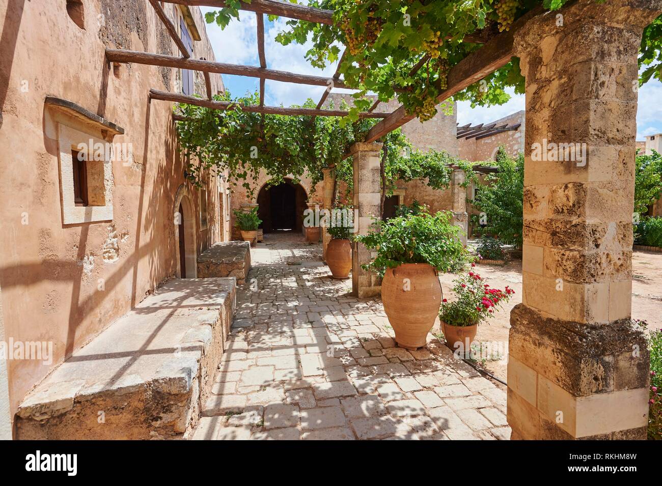 Greece courtyard hi-res stock photography and images - Alamy