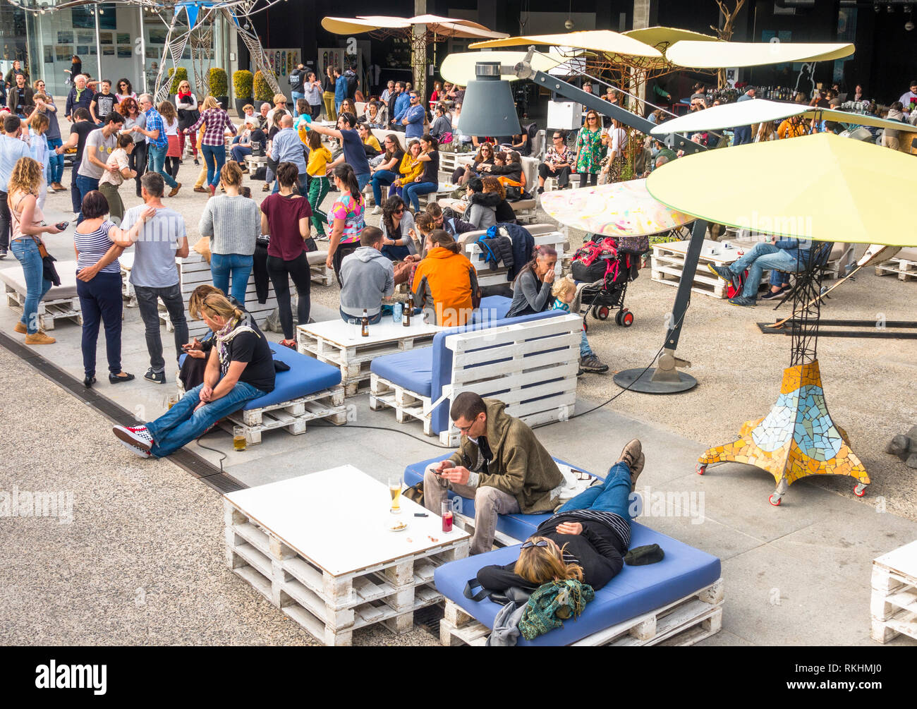 Young crowd dancing relaxing and dancing, at outdoor bar, Muelle uno ...