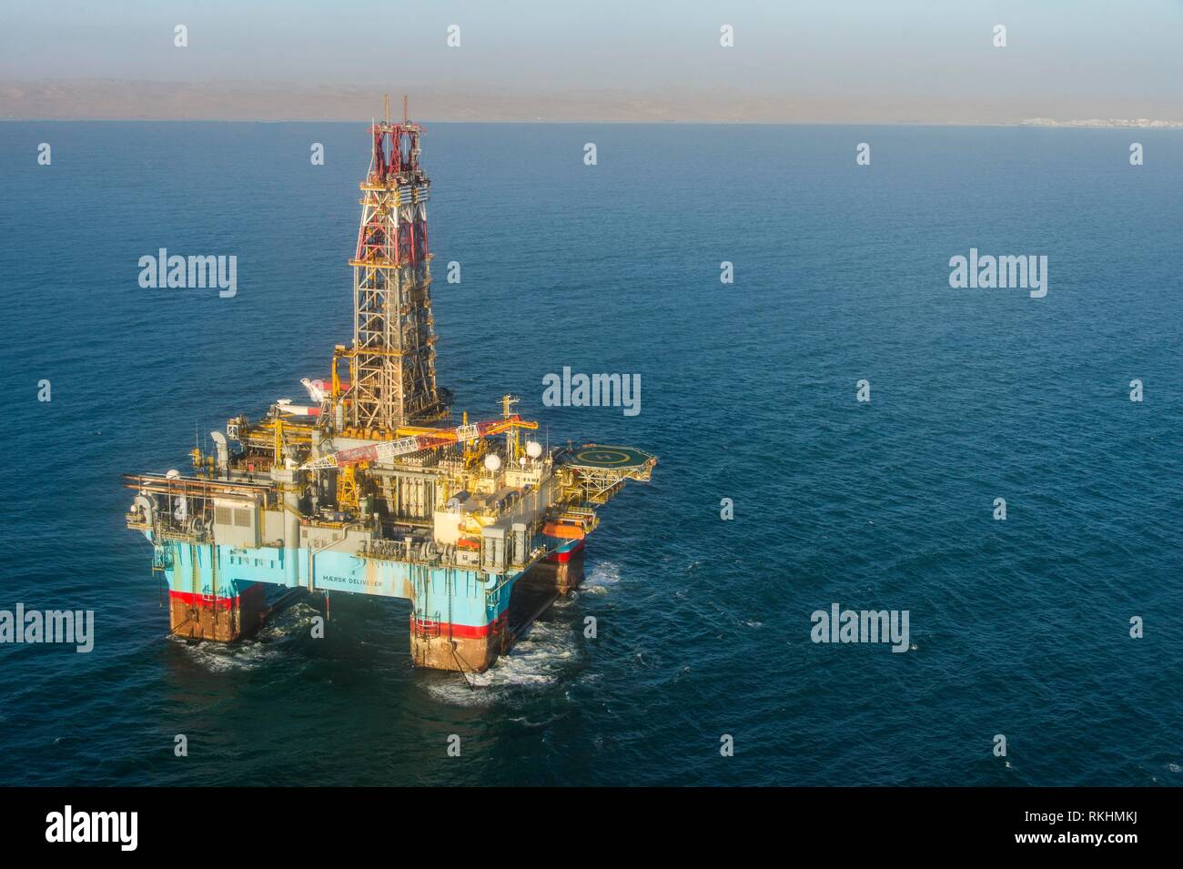 Oil plattform hi-res stock photography and images - Alamy