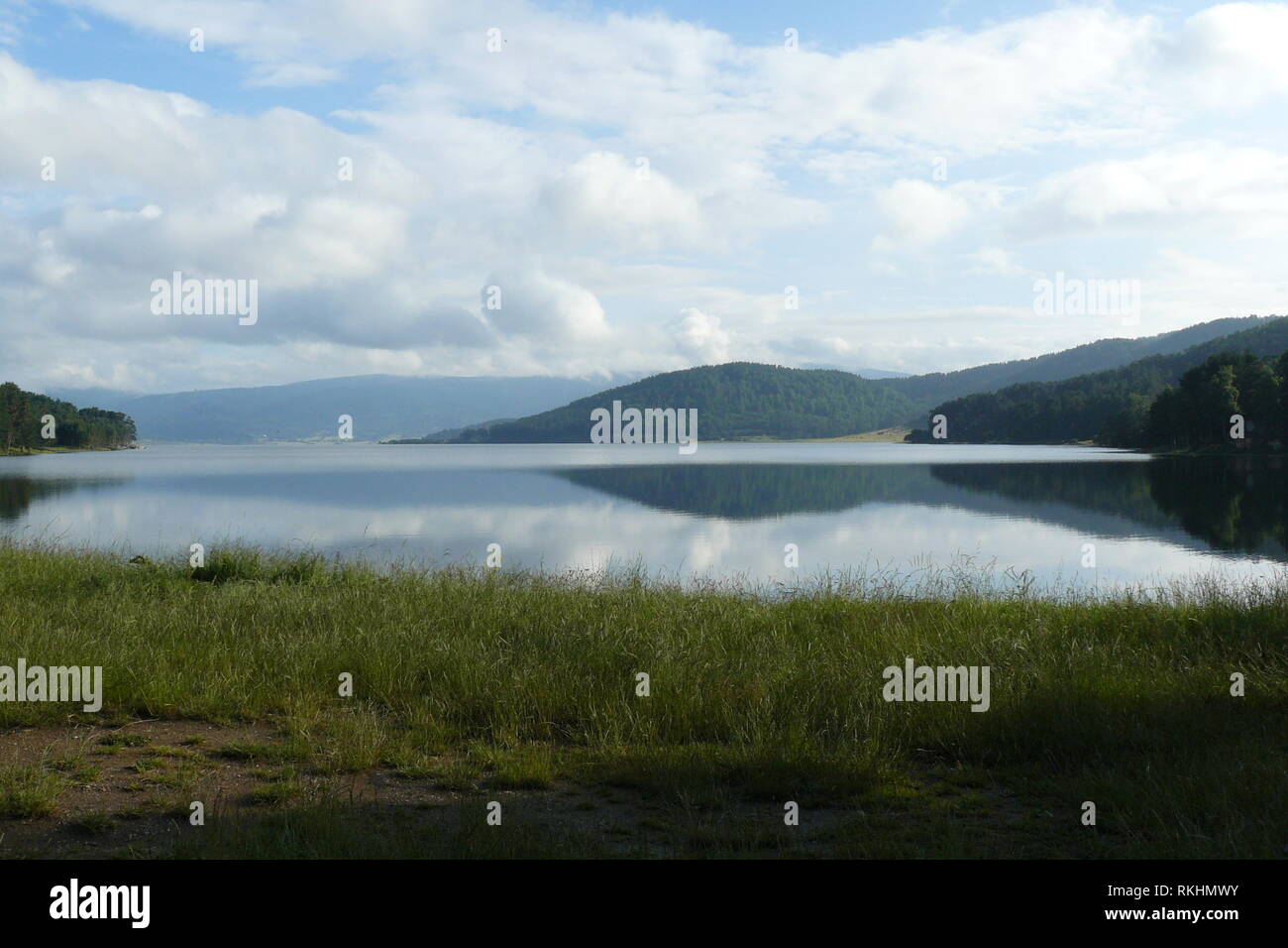 Lake horizon mirror view Stock Photo - Alamy