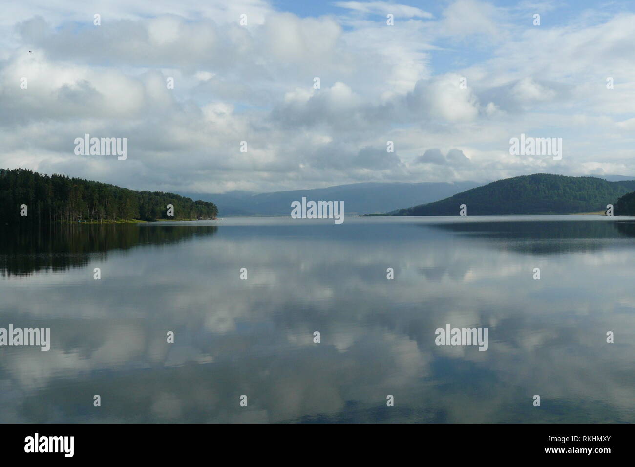 Lake horizon mirror view Stock Photo - Alamy
