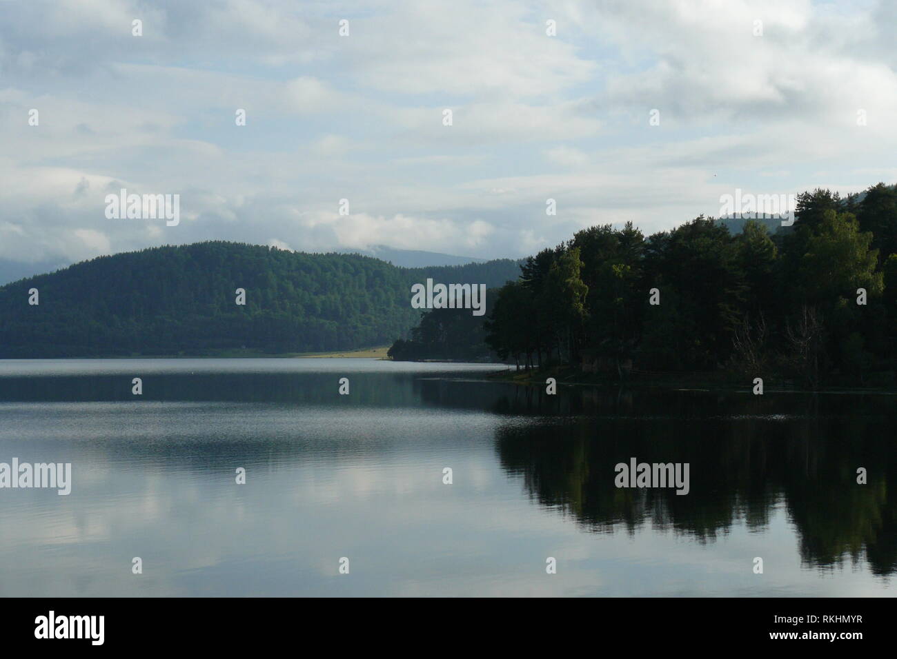 Lake horizon mirror view Stock Photo - Alamy