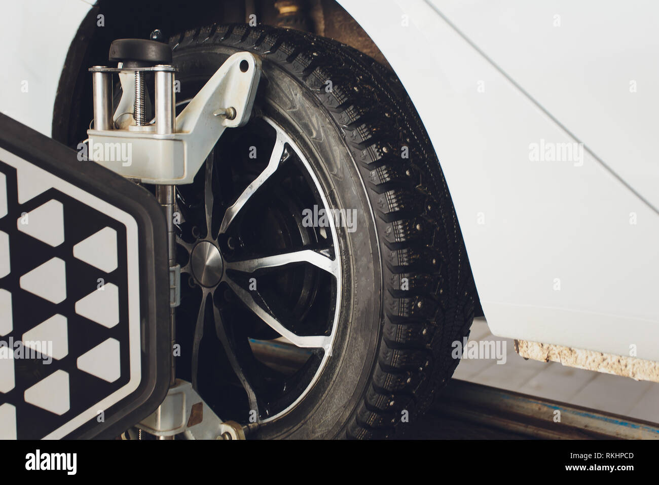 A Car on the Car Steering Wheel Balancer and Calibrate with laser ...