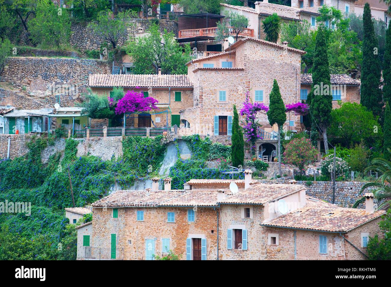Honey colored stone buildings hi-res stock photography and images - Alamy