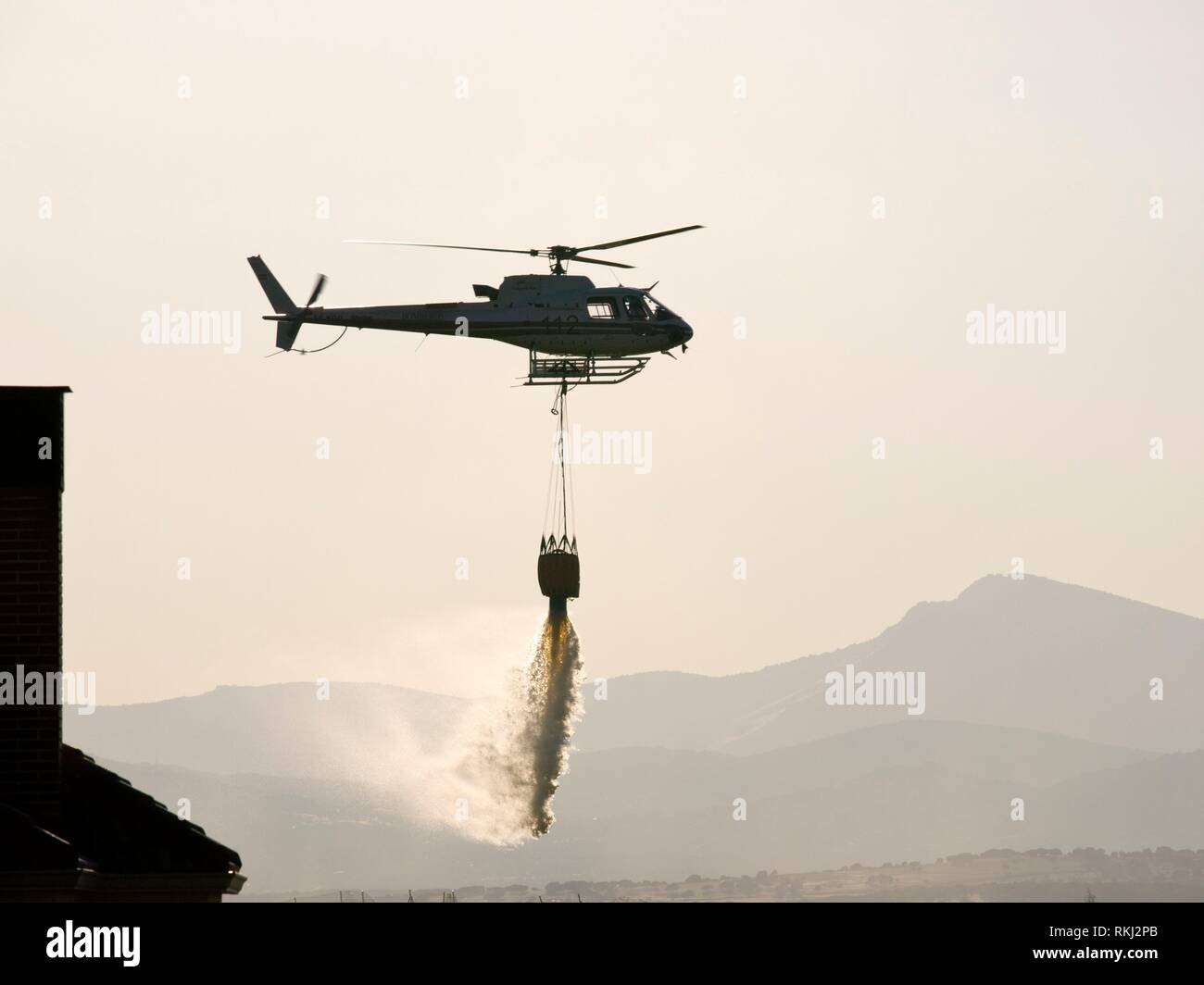 Helicopter aerial firefighting hi-res stock photography and images - Alamy