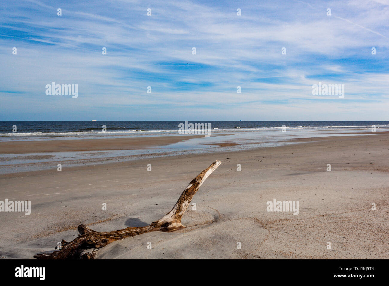 Beach Shore Water Coming in Sand Ocean Landscape Sunny Daytime Vacation ...