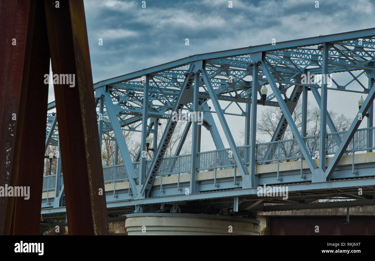 Modern metal bridge hi-res stock photography and images - Alamy