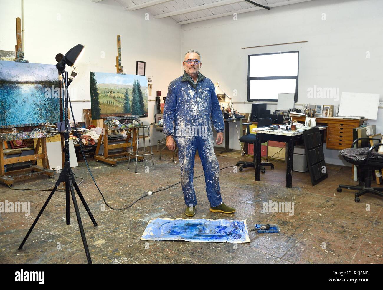 portrait of a painter artist who works in his studio Stock Photo - Alamy