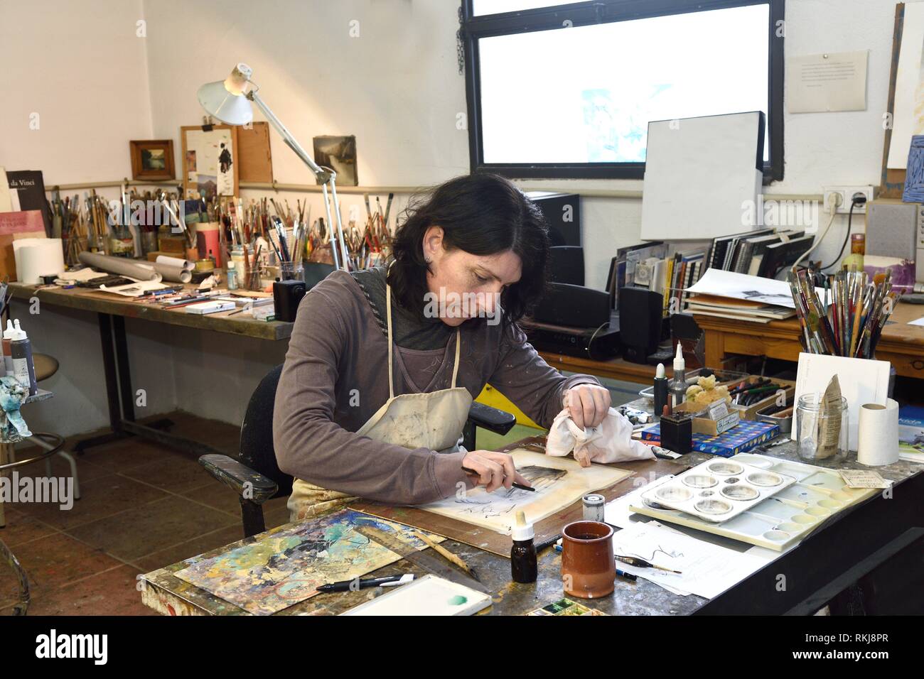 Artist woman hi-res stock photography and images - Alamy