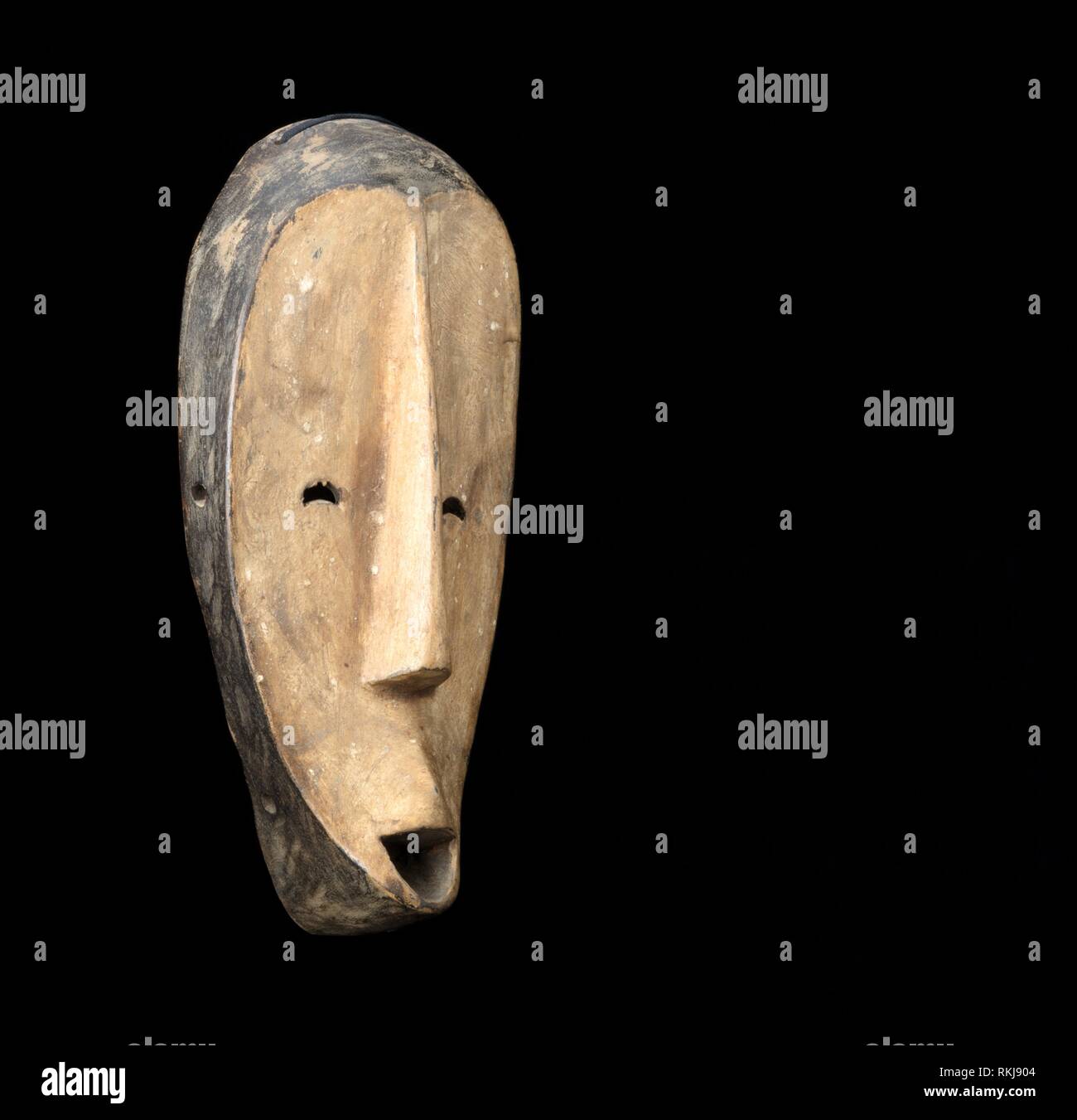 Carved mask hi-res stock photography and images - Alamy