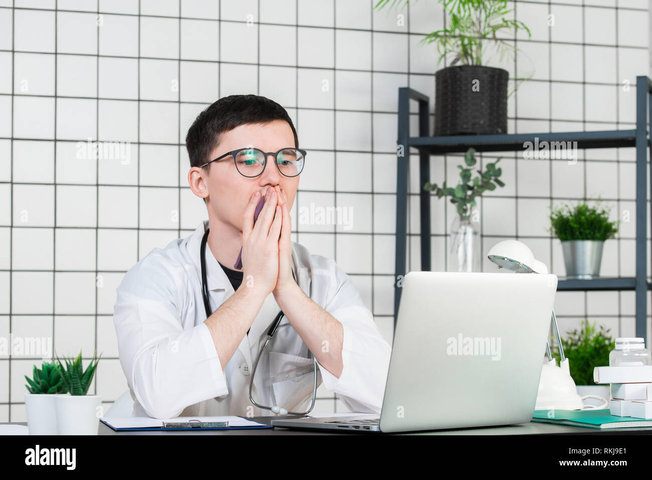 Angry doctor computer hi-res stock photography and images - Alamy