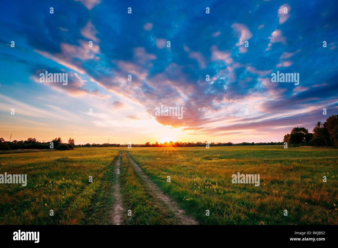 Sun rising over open road hi-res stock photography and images - Alamy