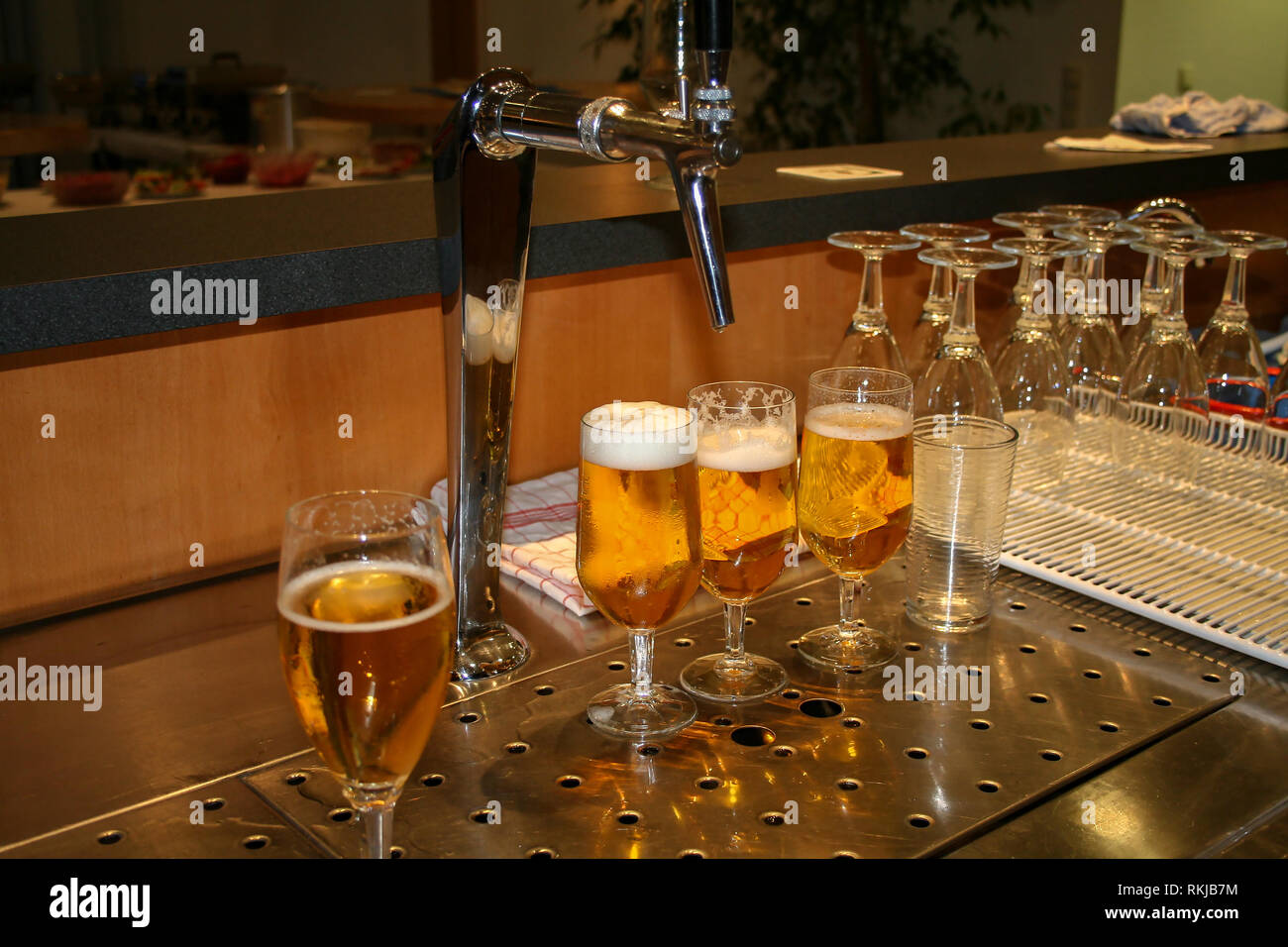 Beer rack / Beer dispensing Stock Photo - Alamy