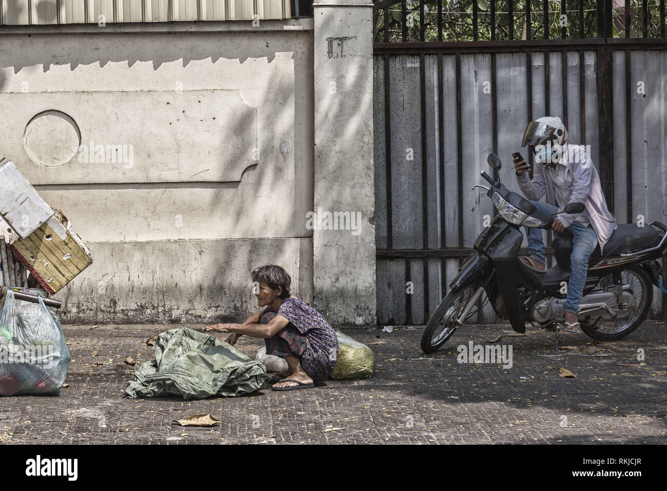 Garbage collector woman hi-res stock photography and images - Alamy