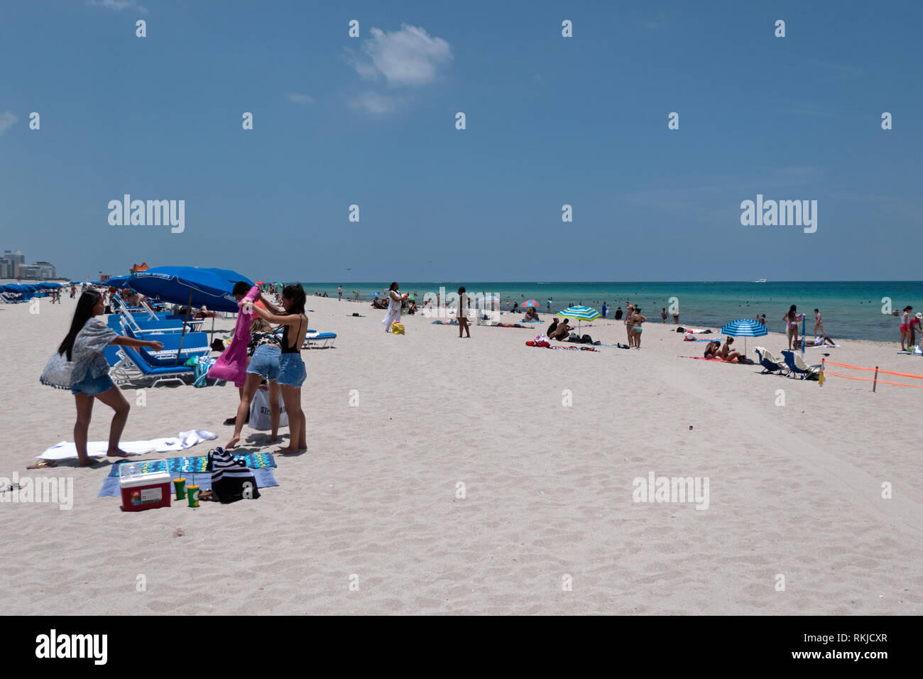 Miami beach florida people relaxing hi-res stock photography and images ...